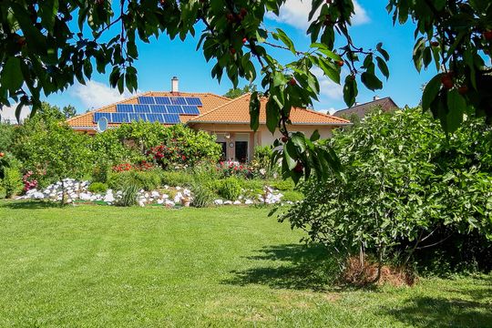 Moderner, energieeffizienter Bungalow am Plattensee-Nordufer mit stiller Lage ist zu verkaufen